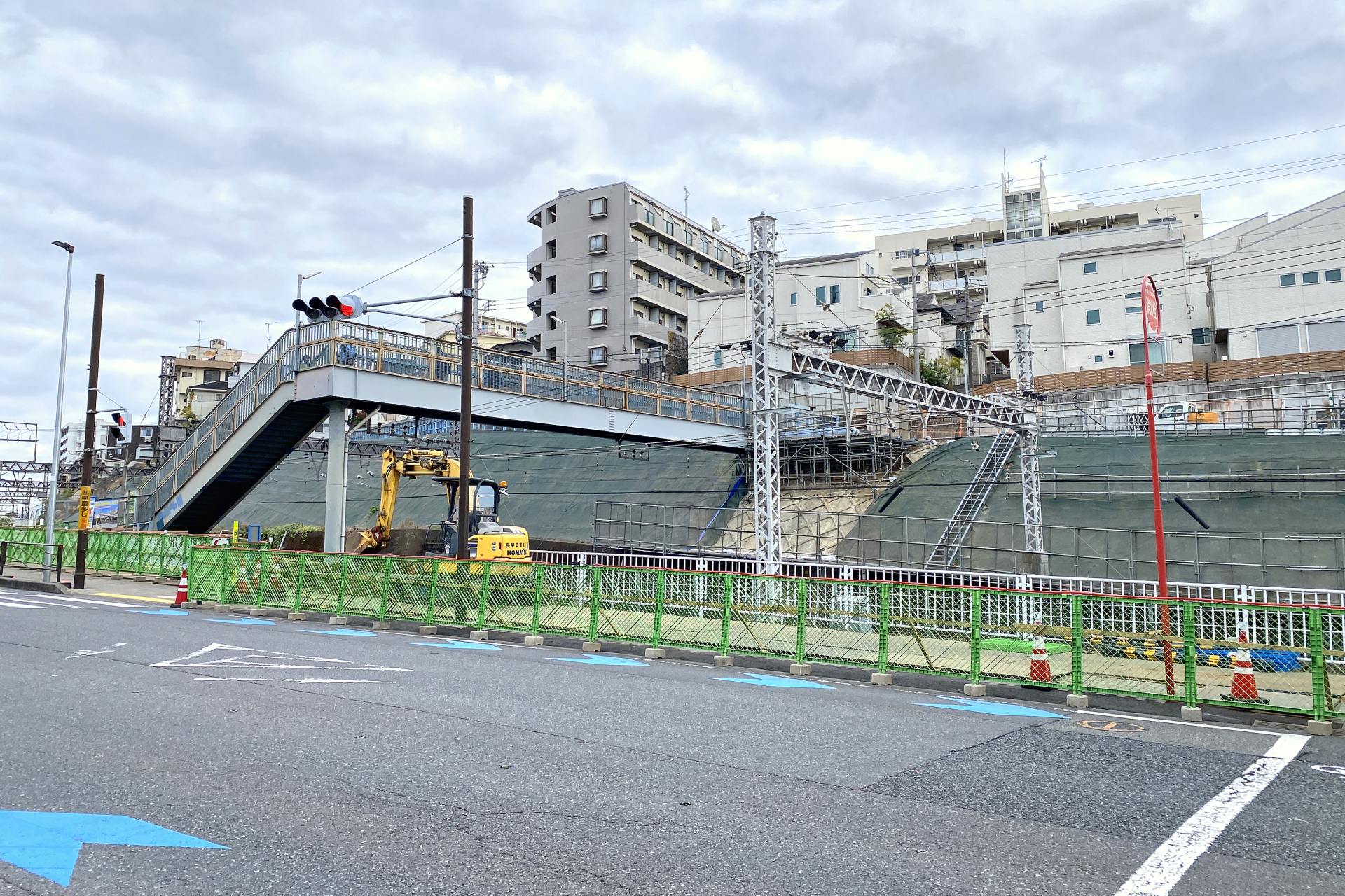 建設が始まった悲願の歩道橋 小田急の百合ヶ丘駅から新百合ヶ丘駅間はどんな様子なのか : Odapedia ～小田急のファンブログ～