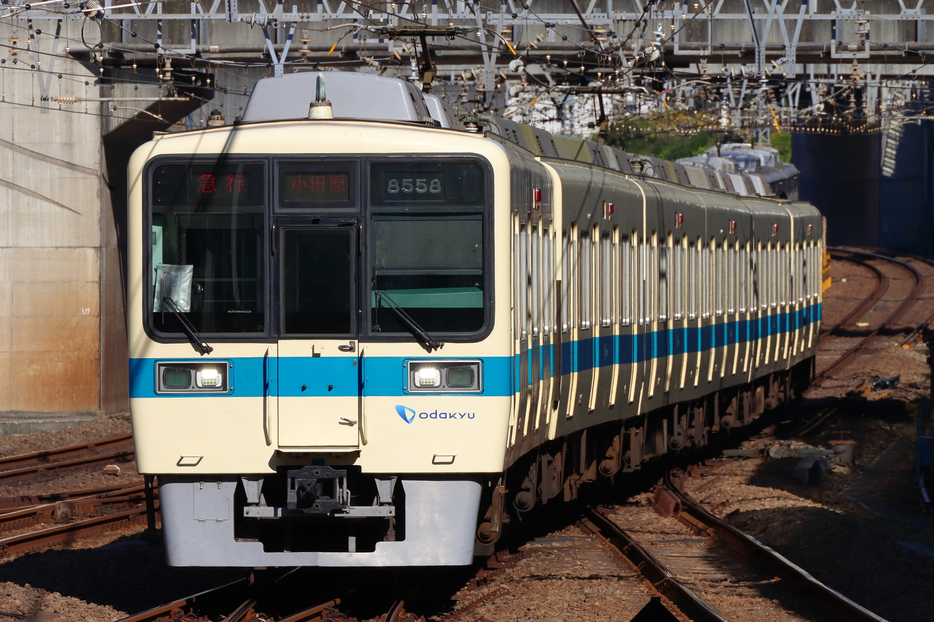 気になる引退時期はいつ頃か 僅か2編成のみとなった小田急8000形の3色LED車 : Odapedia ～小田急のファンブログ～