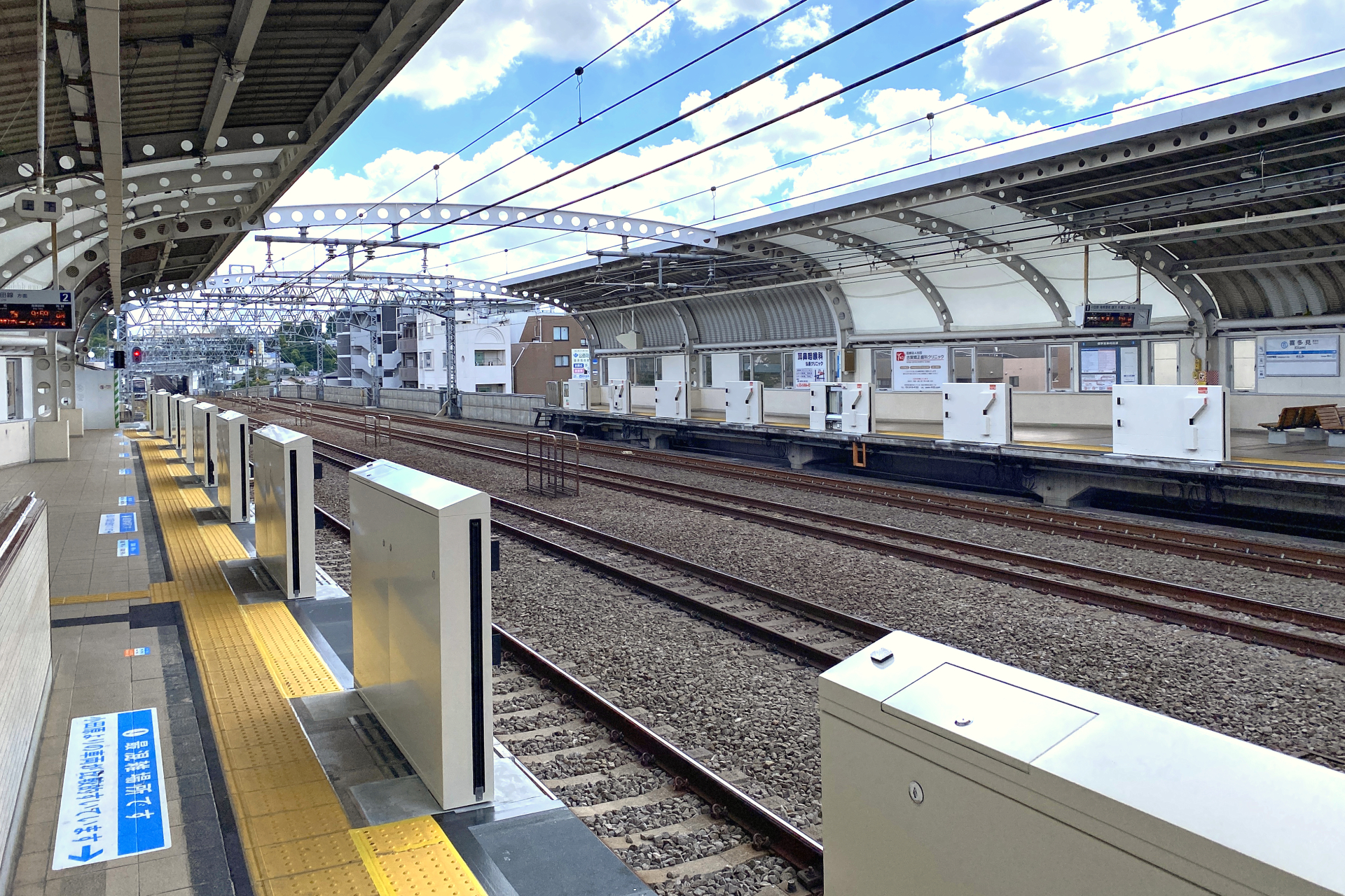 稼働開始は2025年内か 小田急の喜多見駅でホームドアの設置を完了 : Odapedia ～小田急のファンブログ～