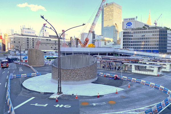 小田急の新宿西口ハルク前にある駐車場の旧出入口が塞がれた状態に : Odapedia ～小田急のファンブログ～