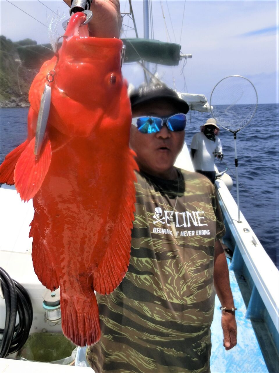 REEF GAME in JUN ...GUIDE JOB : OKINAWA FISHING BOAT BOOKING