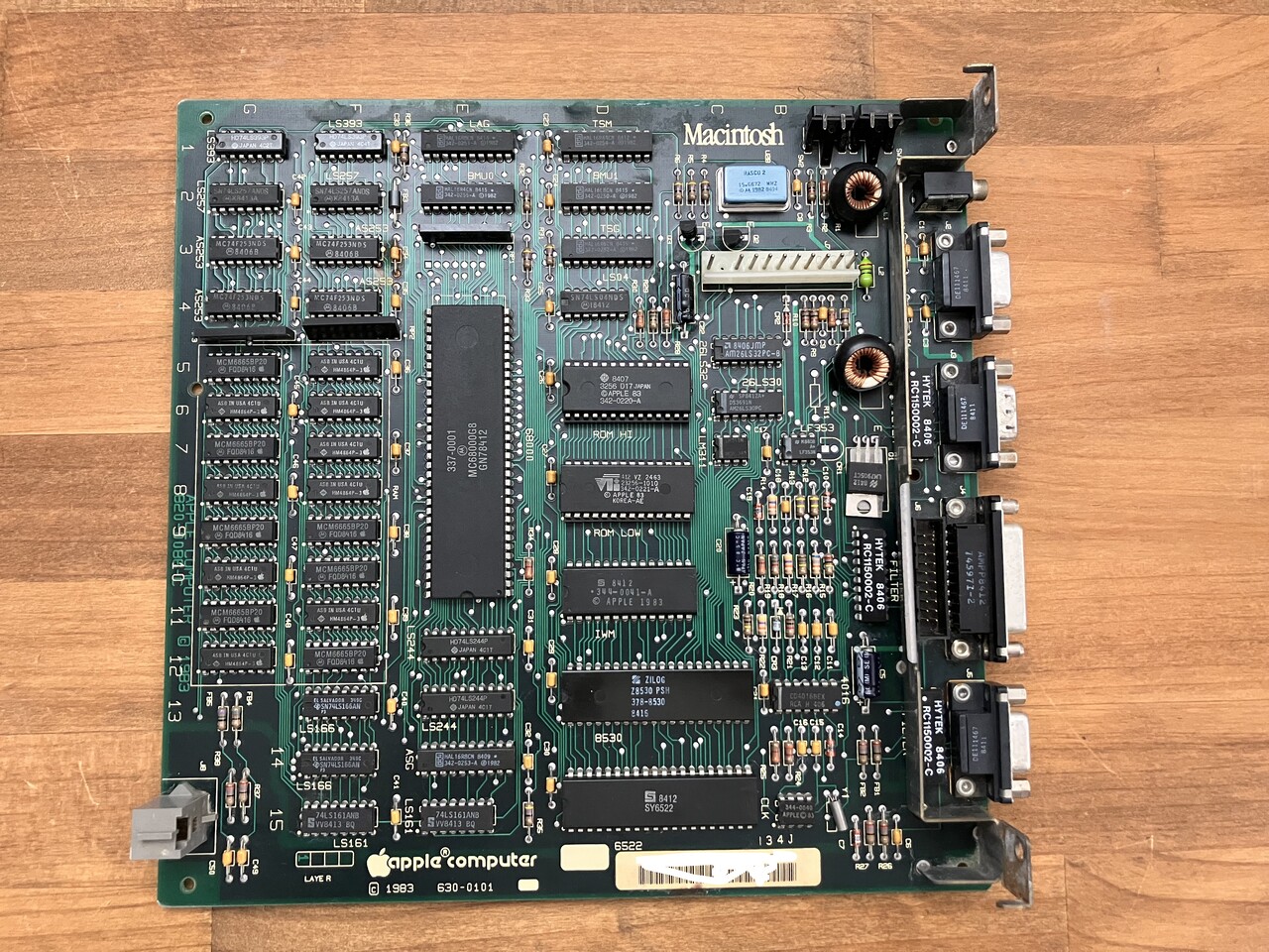 128−002 Macintosh 初期モデル : 週末 Macintosh Think Different.