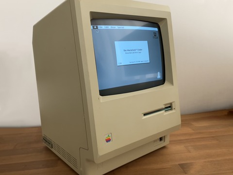 128−002 Macintosh 初期モデル : 週末 Macintosh Think Different.
