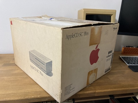 SH-001 Apple CD SC Plus CDｰROMドライブ 箱入り : 週末 Macintosh Think Different.