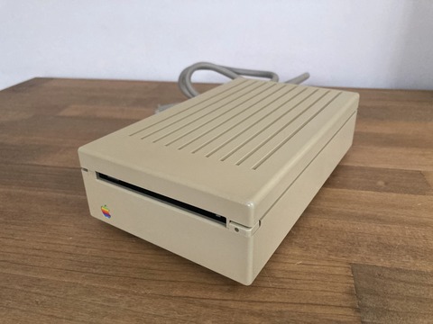 SH-010 Apple 3.5 Drive : 週末 Macintosh Think Different.