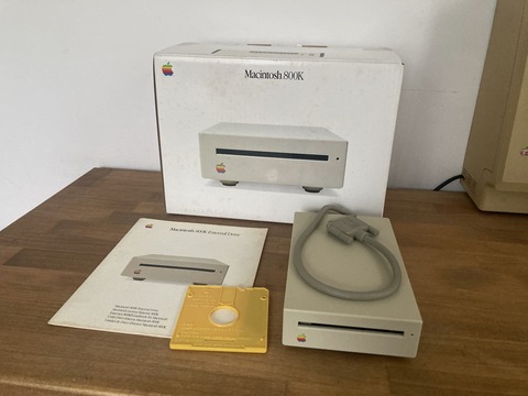 SH-013 Macintosh 800K 外部ディスクドライブ 箱入り : 週末 Macintosh Think Different.