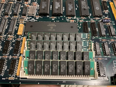 MP-012 Macintosh Plus プラチナ : 週末 Macintosh Think Different.