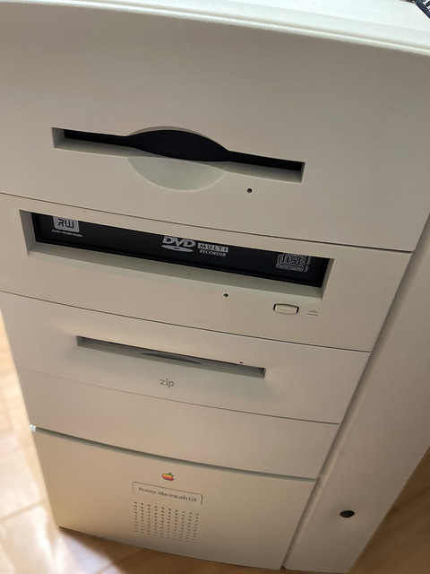 データ母艦 PowerMacintoshG3/MT : 週末 Macintosh Think Different.