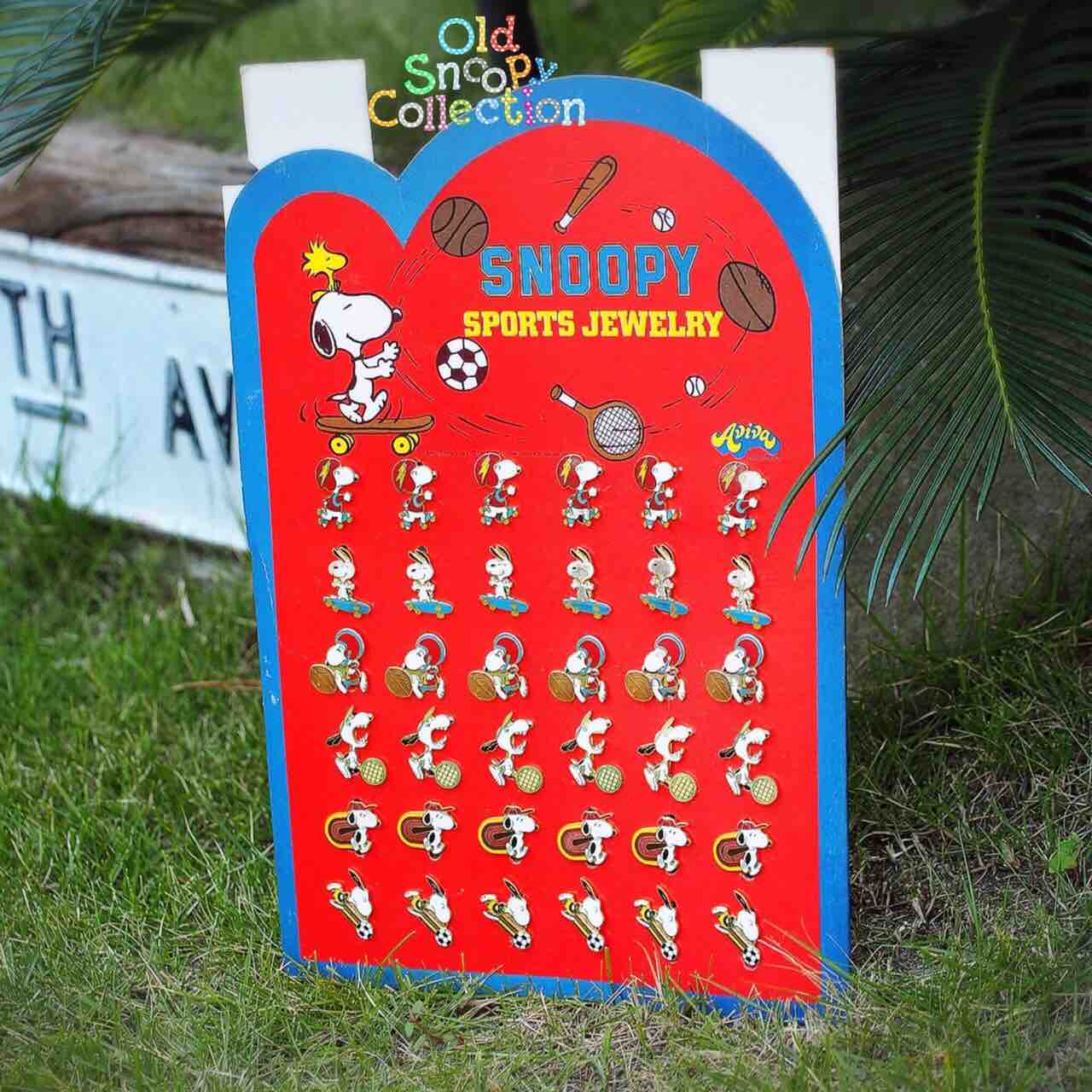 The Old Snoopy Collection:Snoopy Sports Jewelry & Shop Display