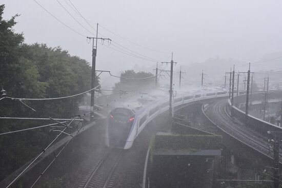 ona3のきままに撮り鉄 : 8月14日撮影 土砂降りの雨の中を行くE353系「あずさ」より