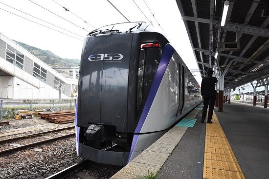 ona3のきままに撮り鉄 : 本日の撮影 岡谷駅にてキヤE195系とE353系特急「信州1号」の並びより