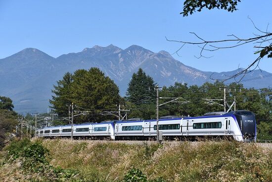 ona3のきままに撮り鉄 : 10月3日撮影 長坂にて八ヶ岳をバックに、E353系と211系