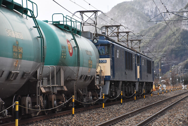 ona3のきままに撮り鉄 : 12月17日撮影 EF64重連が牽く西線貨物8084ﾚより