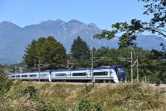 ona3のきままに撮り鉄 : 10月3日撮影 長坂にて八ヶ岳をバックに、E353系と211系