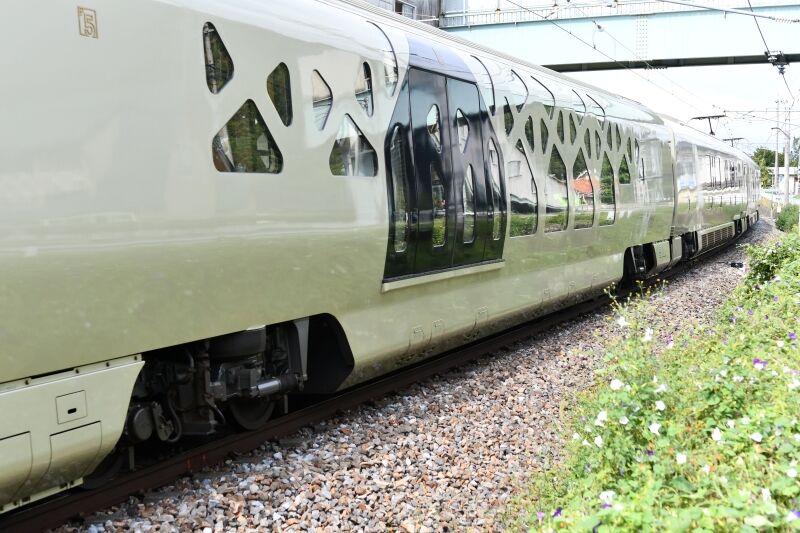 ona3のきままに撮り鉄 : 9月21日撮影 E001系「TRAIN SUITE四季島」より