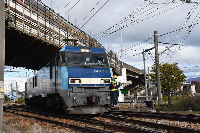 ona3のきままに撮り鉄 : 10月29日撮影 篠ノ井派出にてEF64重連とEH200－24号機の帰還