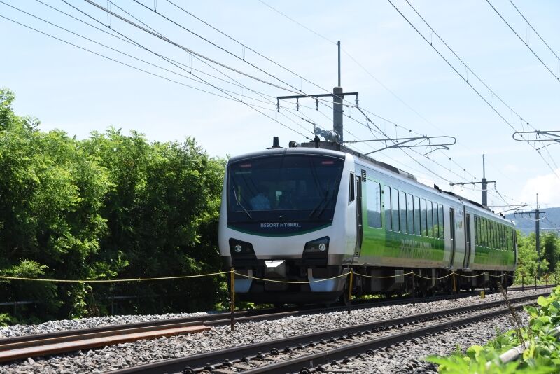 ona3のきままに撮り鉄 : 7月13日撮影 「リゾートビュー諏訪湖」と「TRAIN SUITE四季島」と「あずさ74号」