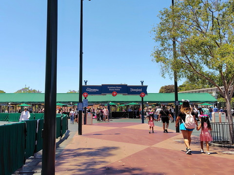 おばさんと小学生の内緒のディズニー : 祝☆DLR70周年／2日目① ダフフレ初登場!!70周年のミニパレード