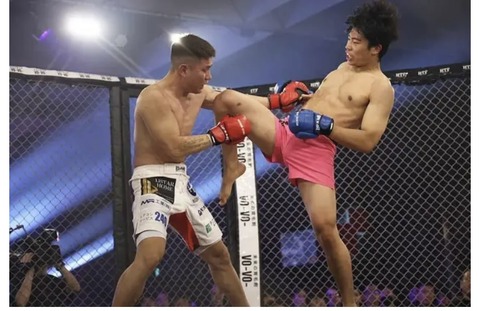 【BreakingDown】秋山成勲の秘蔵っ子、朝倉海の弟子をKO 信原は立ちながら意識飛ぶ : 格闘マニア速報