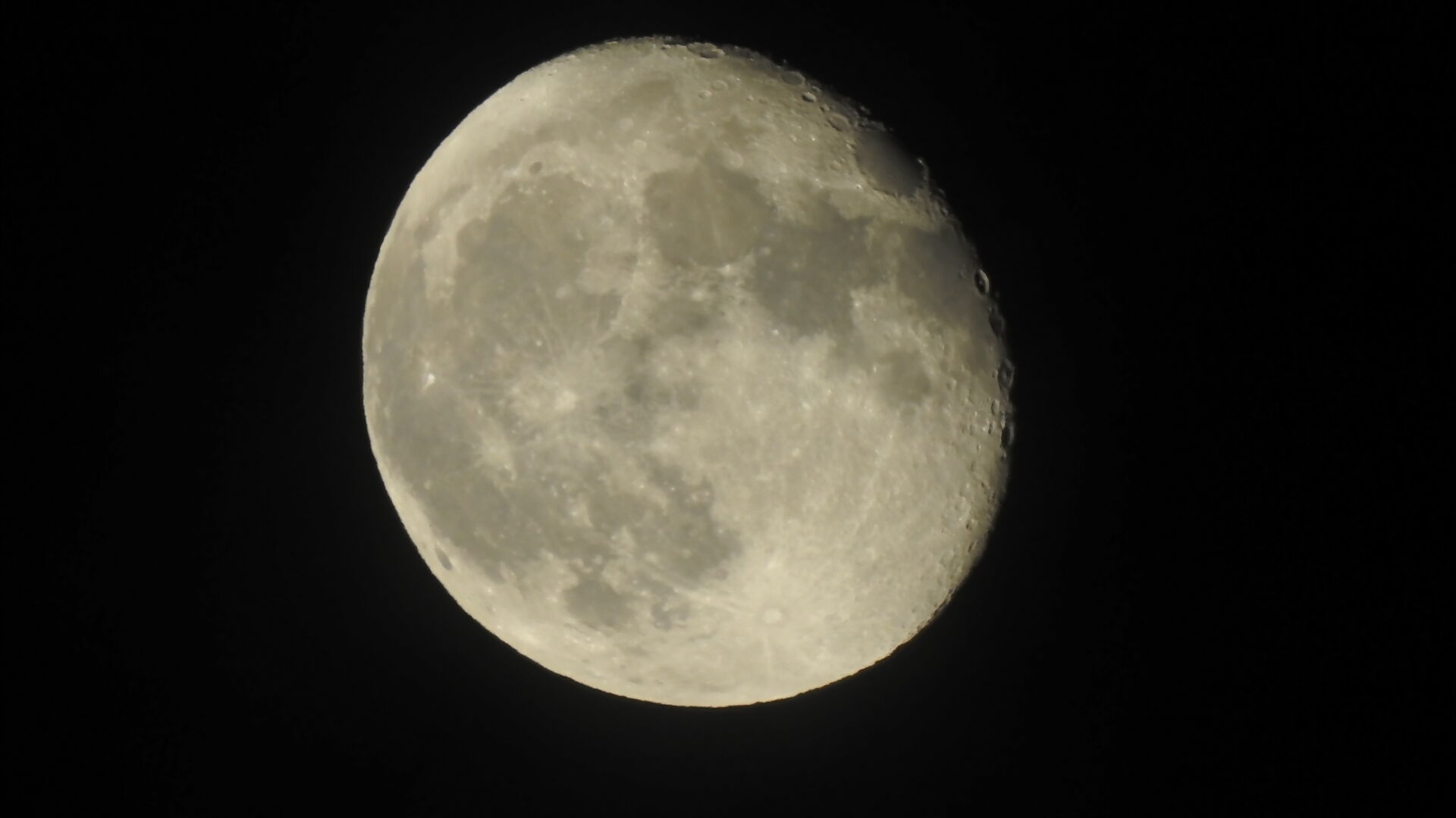 今日23日は立待月です。ちょっとだけ卵型です。2021年9月23日撮影 : pitarouファミリーのブログ