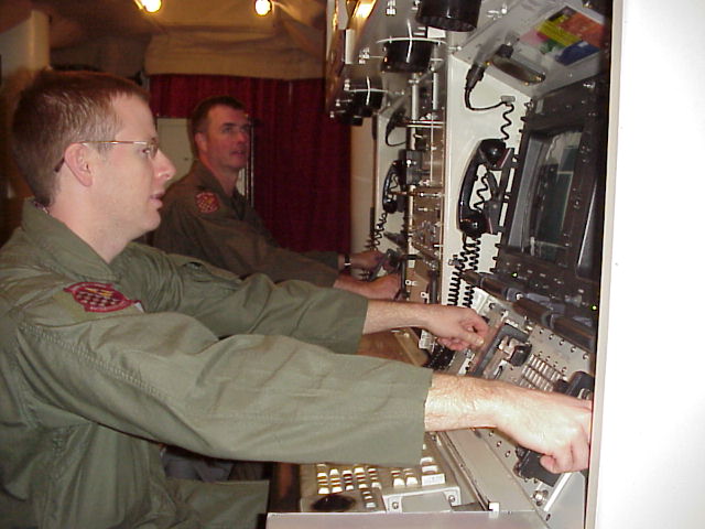 核戦争前、核戦争後、核戦争後の環境全体で中断のない通信を提供するシステムのネットワークMEECN(minimum essential ...