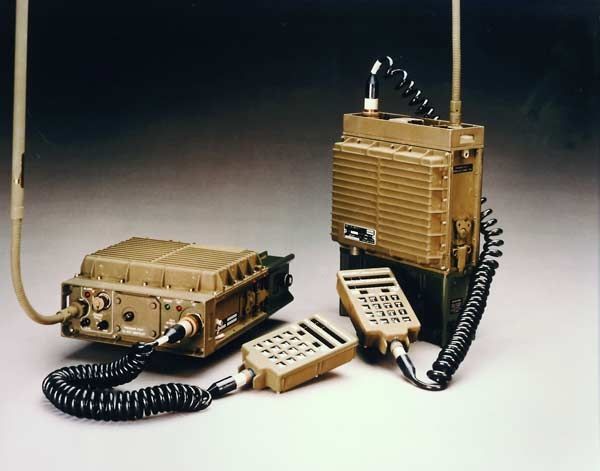 EPLRS ミリタリーラジオRT-1720FUHFトランシーバーW /リモートケーブルコンピューターHMMWV EPLRS : 軍用無線の ...