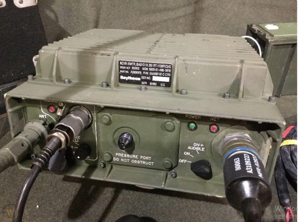 EPLRS ミリタリーラジオRT-1720FUHFトランシーバーW /リモートケーブルコンピューターHMMWV EPLRS : 軍用無線の ...