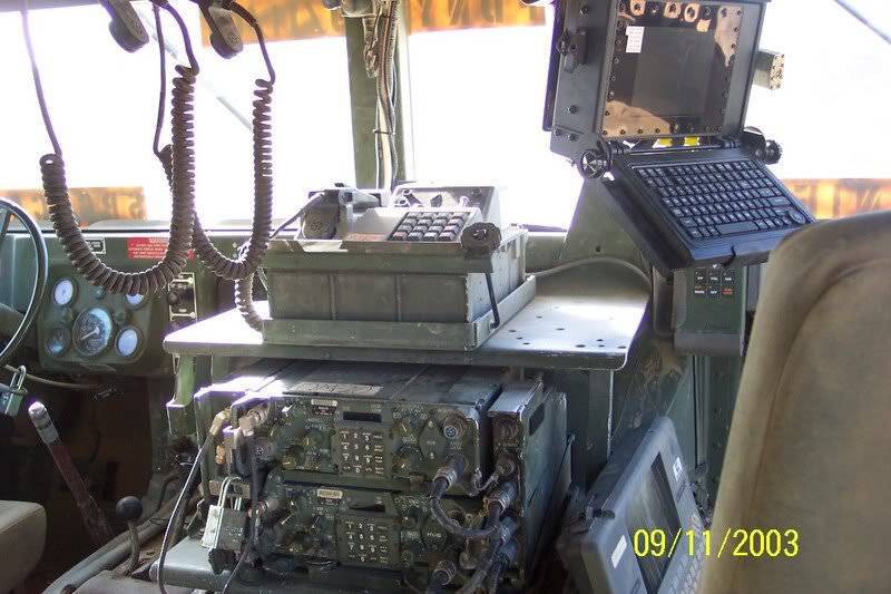 EPLRS ミリタリーラジオRT-1720FUHFトランシーバーW /リモートケーブルコンピューターHMMWV EPLRS : 軍用無線の ...