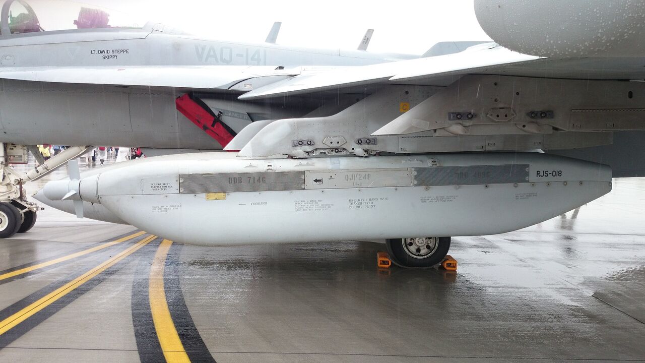 電子妨害機 VAQ-136 Gauntlets （EA-6Bプラウラー）＆ EA-18G AN/ALQ-99戦術電波妨害装置 ...
