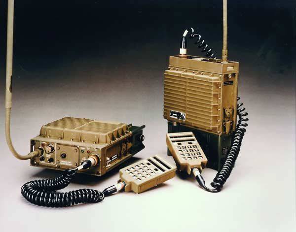 EPLRS ミリタリーラジオRT-1720FUHFトランシーバーW /リモートケーブルコンピューターHMMWV EPLRS : 軍用無線の ...