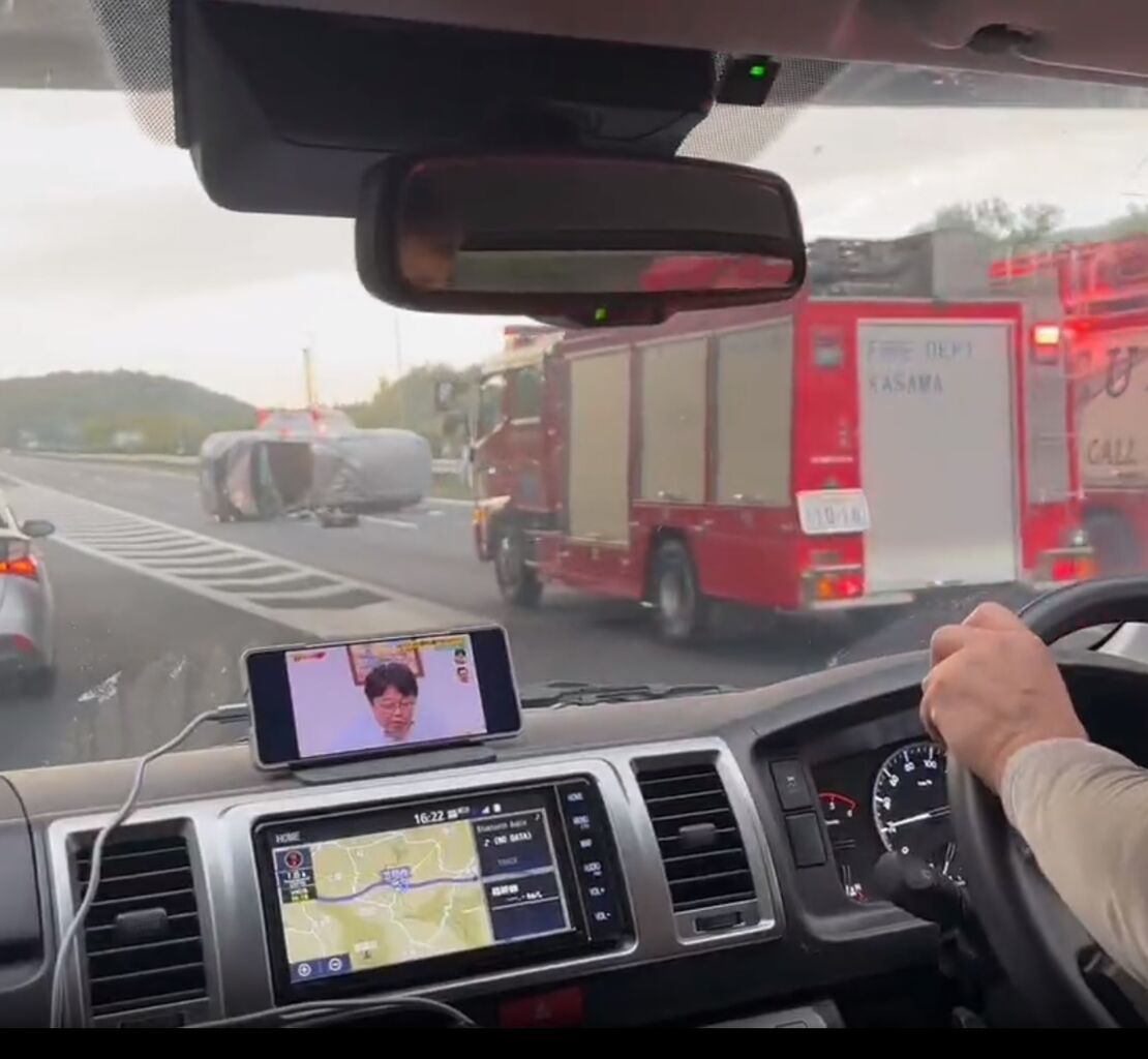 【現場の様子】#交通情報 #北関東道 西行 笠間西IC付近 車線塞ぐ横転事故で渋滞10月31日 #渋滞 #茨城 #笠間 : 事件事故・災害速報ニュース