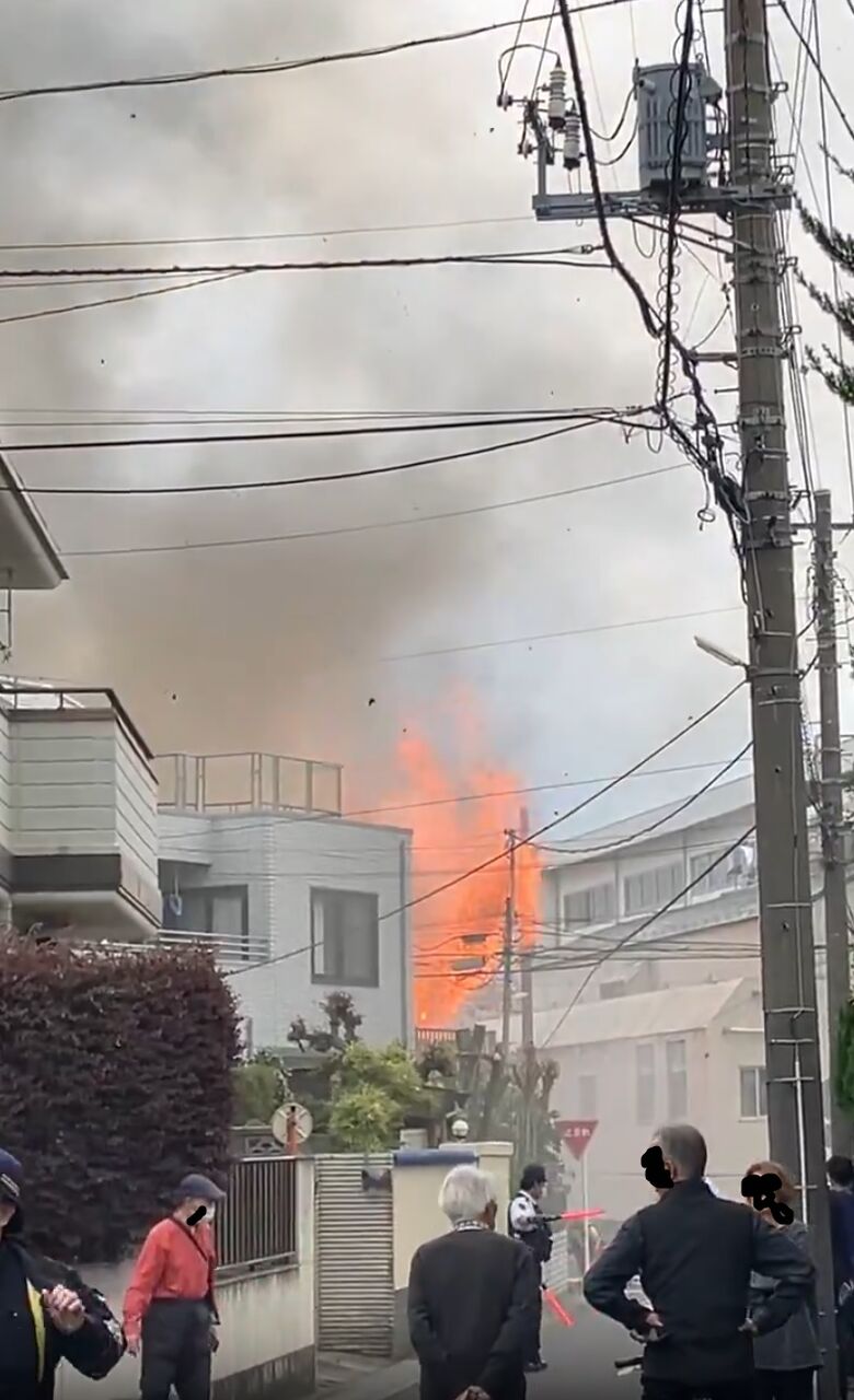 【火事情報】埼玉県さいたま市大宮区三橋1丁目 三橋中学校付近 建物から火の手あがる火災4月11日 #埼玉 #大宮 #火災 | Z News