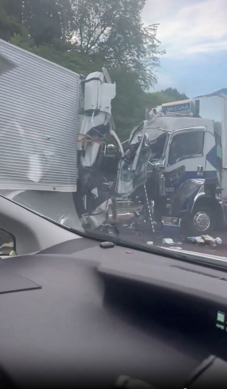 【現場の様子】#交通情報 #国道19号 岐阜県中津川市落合付近 運転席キャビン大破する大型トラック正面衝突事故で一時通行止め渋滞6月1日 ...