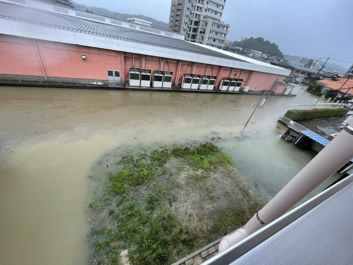【現場の状況】#交通情報 大雨で道路冠水してる島根県松江市の様子 山陰線遅延 島根大学水没7月9日 #島根 #松江 #大雨警報 #線状降水帯 ...