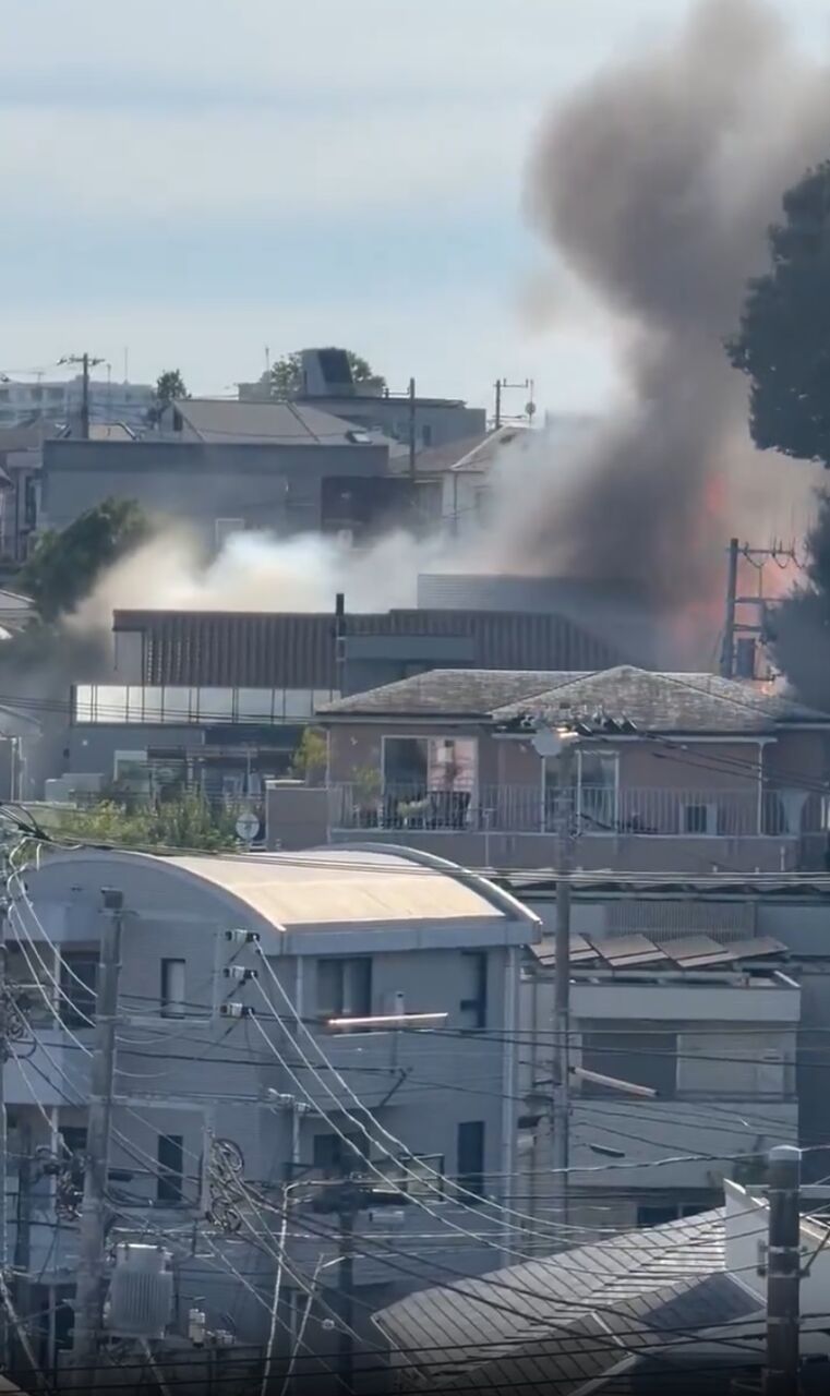 【火事情報】東京都目黒区中目黒3丁目 中目黒八幡神社付近 住宅街建物から炎と煙あがる火災9月2日 #目黒 #渋谷 #中目黒 #火災