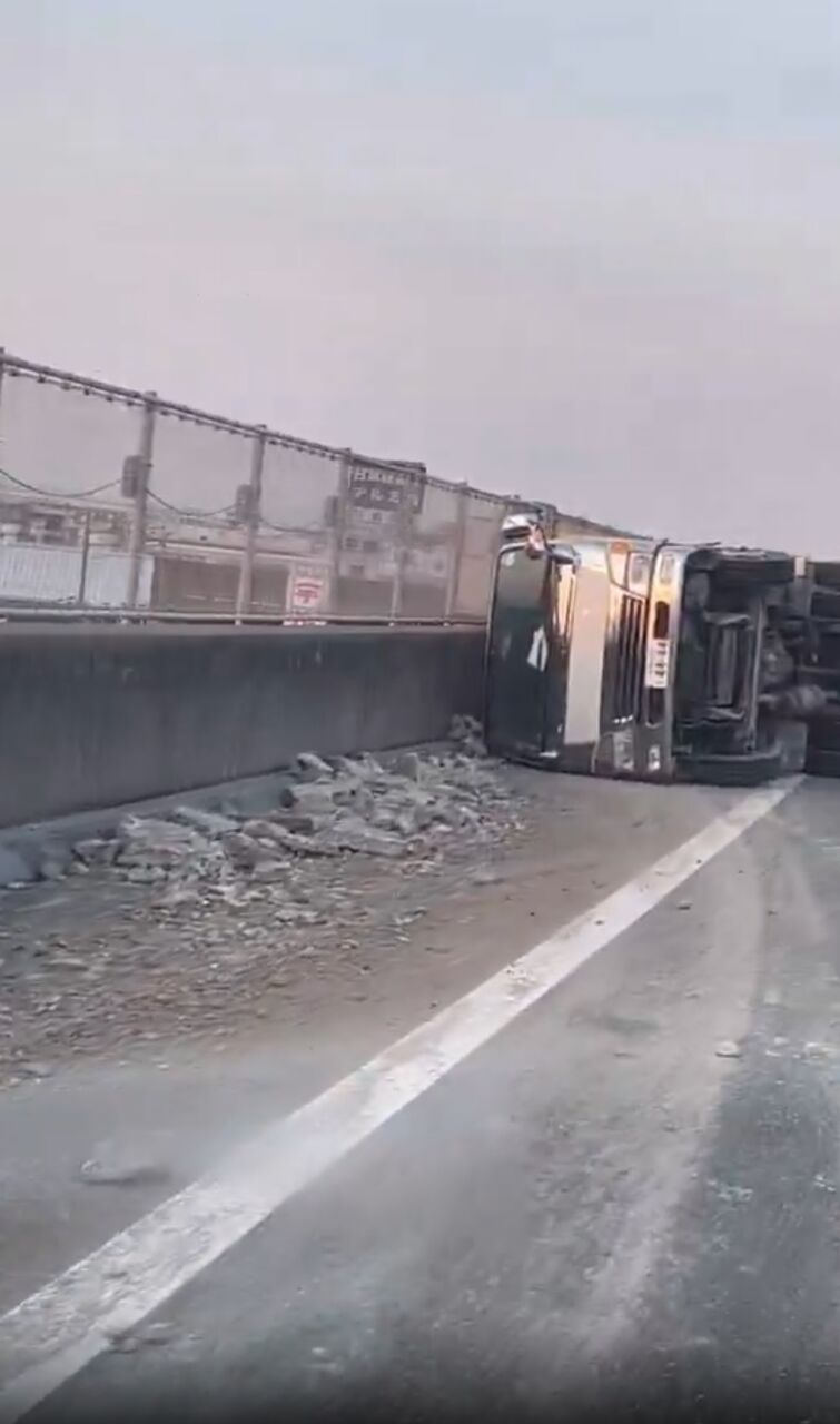 【現場の様子】#交通情報 #近畿道 北行き 東大阪南IC付近 積荷石材が広範囲に散乱するトラック横転事故で規制渋滞1月24日 #渋滞 #大阪 ...