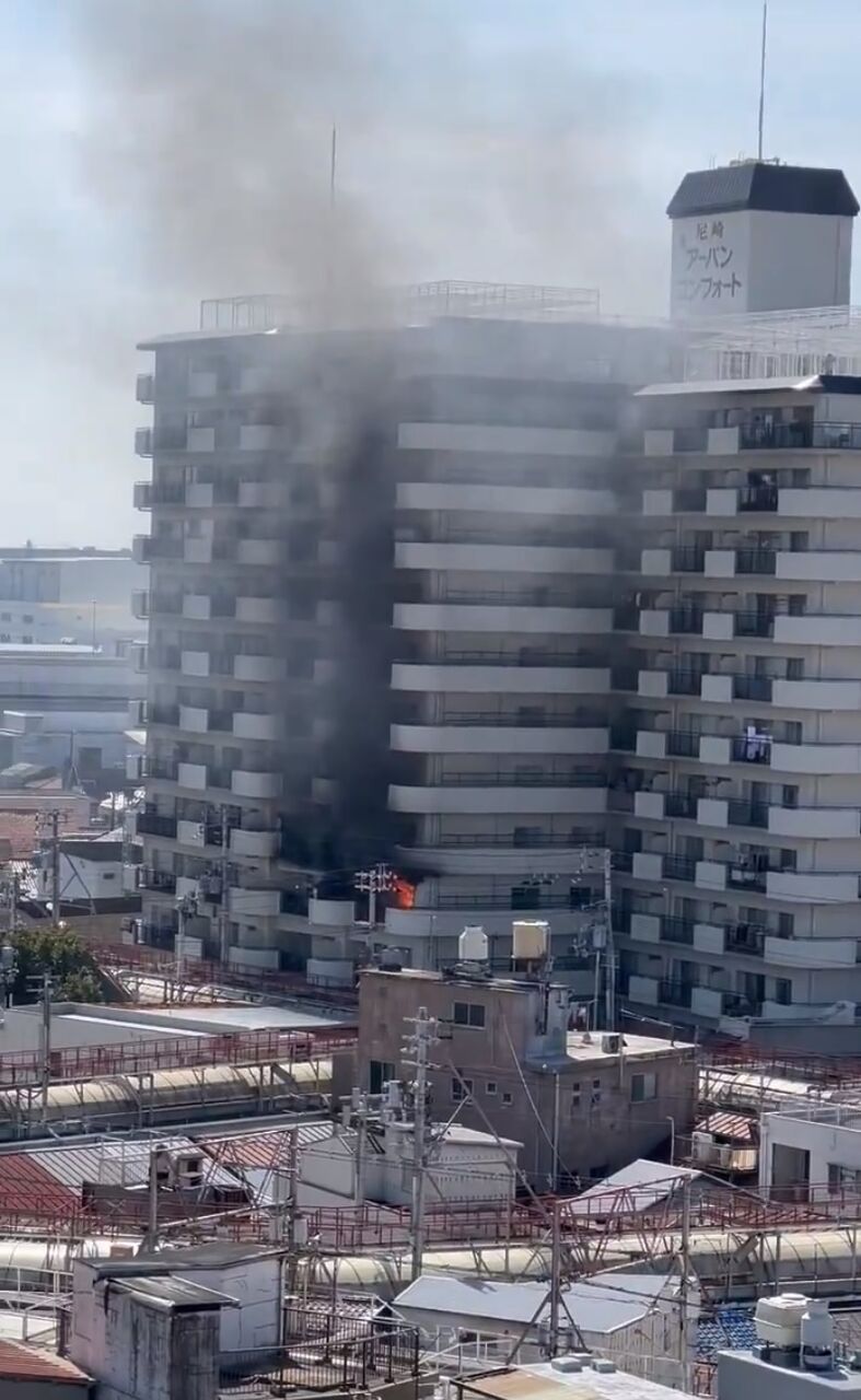 【火事情報】兵庫県尼崎市玄番北之町 #阪神本線 出屋敷駅東側 集合住宅建物マンション付近から黒煙あがる火災3月11日 #兵庫 #尼崎 #出屋敷 ...