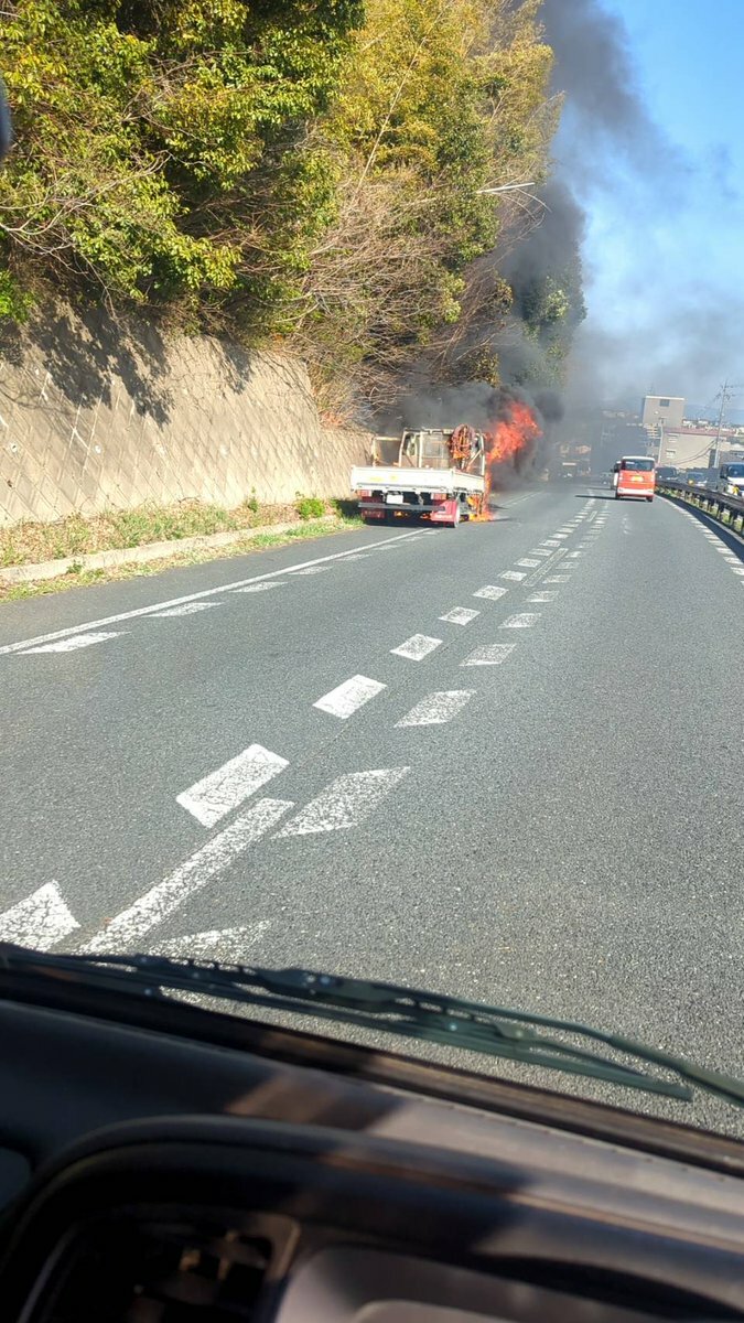 【現場の様子】#交通情報 #阪奈道路 東西 三碓インター付近 トラック燃える車両火災事故で一時通行止め渋滞4月1日 #渋滞 #通行止 #奈良 ...