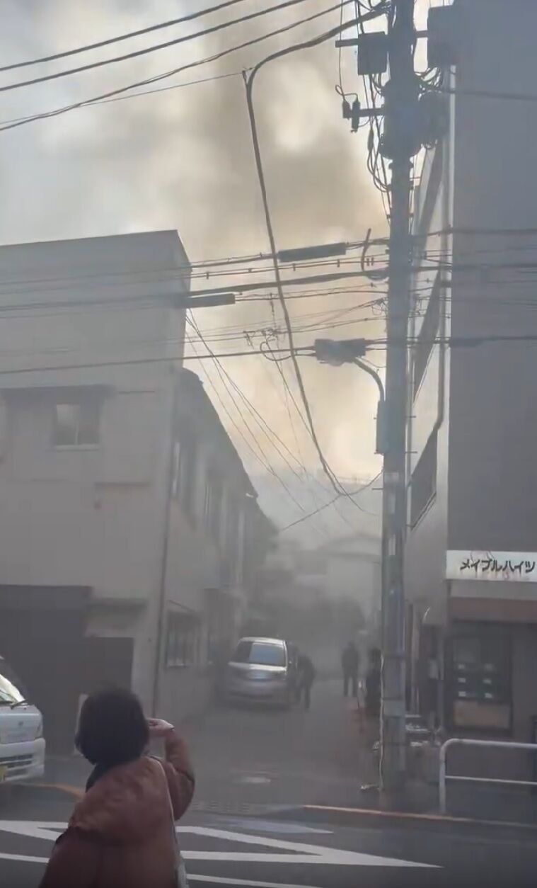 【火事情報】東京都品川区西品川 #山手線 大崎駅南側 百反通り付近から煙あがる火災12月1日 #品川 #大崎 #火災 | Z News