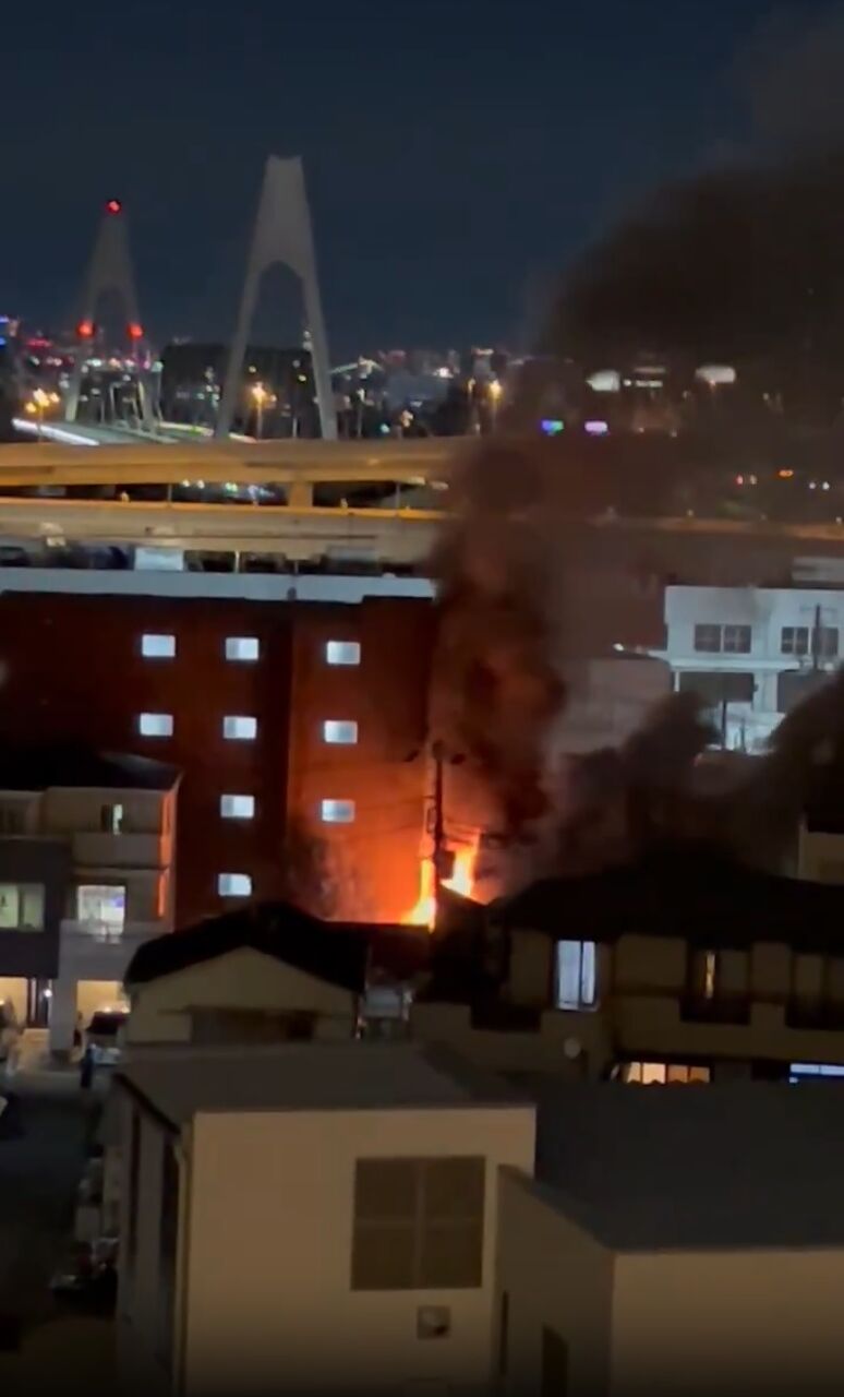 【火事情報】神奈川県川崎市川崎区大師河原2丁目 #京急大師線 大師橋駅付近 建物から火の手あがる火災1月11日 #神奈川 #川崎 #火災 ...