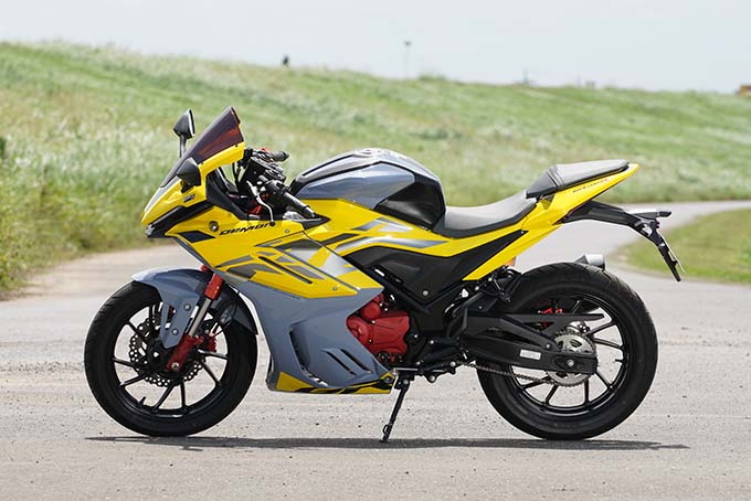 『GPX デーモンGR200R 4バルブ』気になってきた。 : いまどきバイク