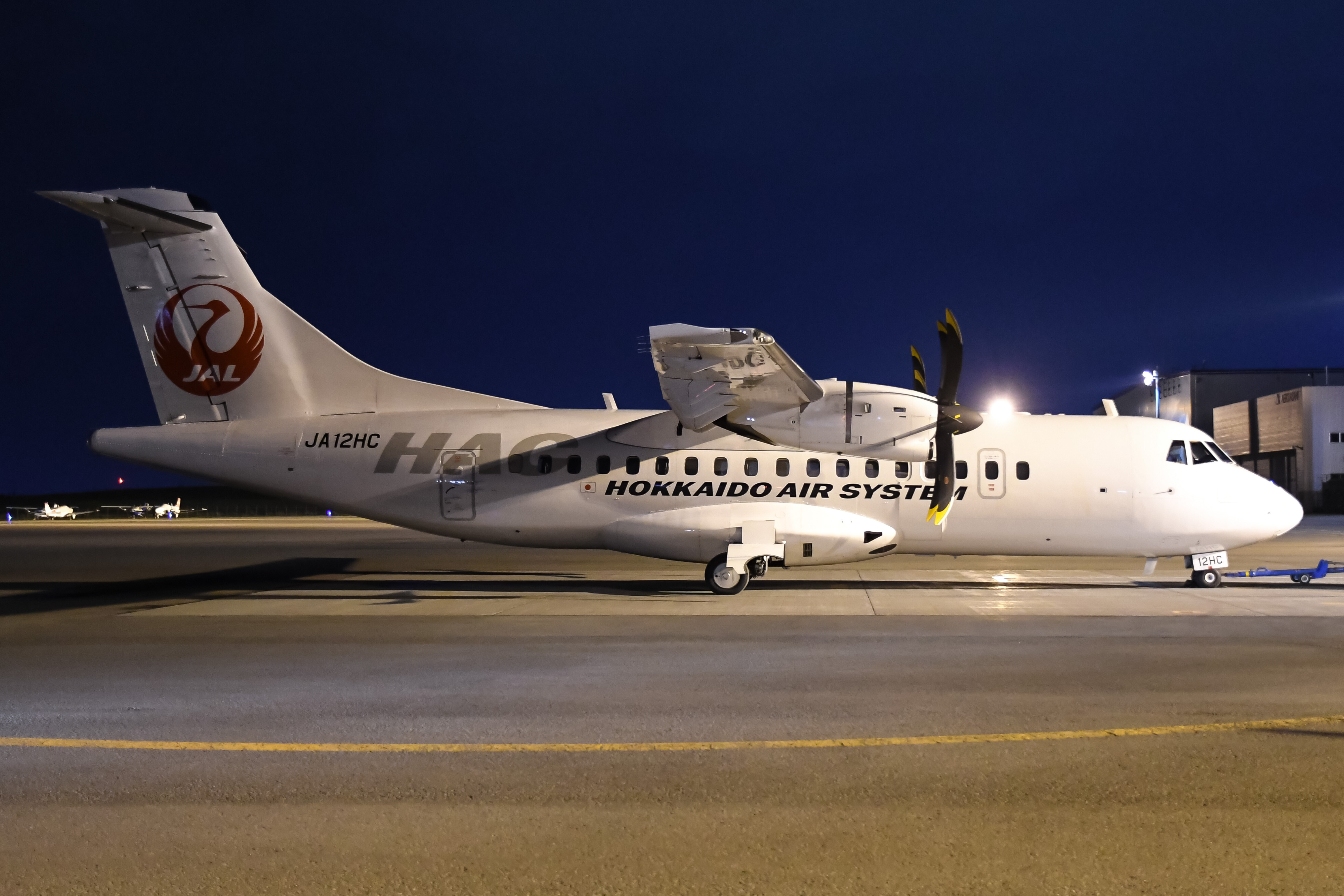 JAL2818 三沢(RJSM)→丘珠(RJCO) : Library of Skies （外来機待機室）