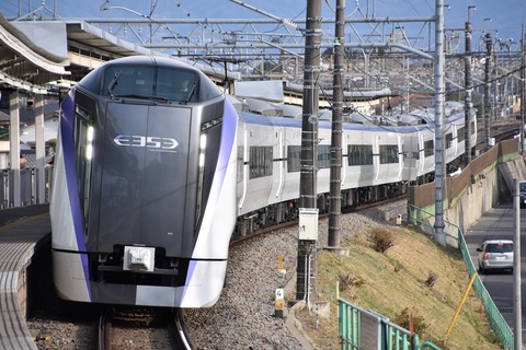 E353系量産先行車で見られた“2灯” : 36号の自由席