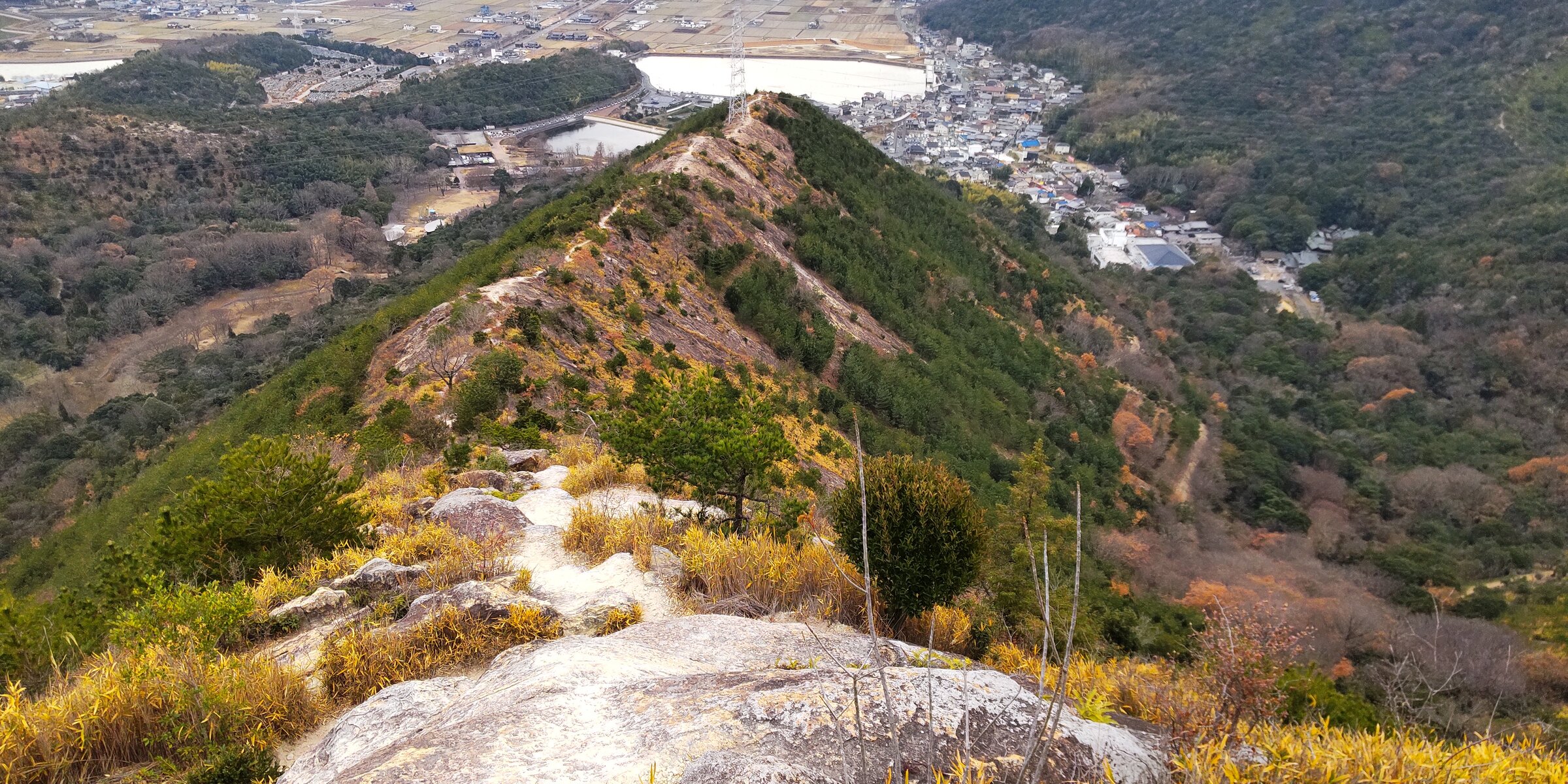 20221231 冬山1 今年の〆は兵庫の播磨アルプス縦走、そして帰広 詳細版6 馬の背の森尾根道で絶景を楽しみながら鹿嶋神社の大鳥居へ下山 : グラッチェトラバース