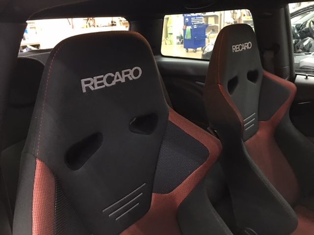 Super Autobacs sunshine KOBE TUNING BLOG : R56 MINIにRECARO SR-6取り付け
