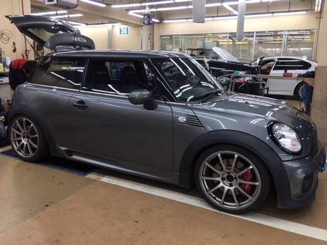 Super Autobacs sunshine KOBE TUNING BLOG : R56 MINIにRECARO SR-6取り付け