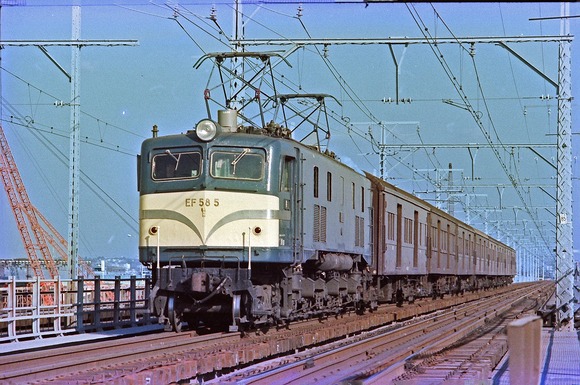 旅客列車牽引の主力であったEF58（2） : 線路は続くよどこまでも