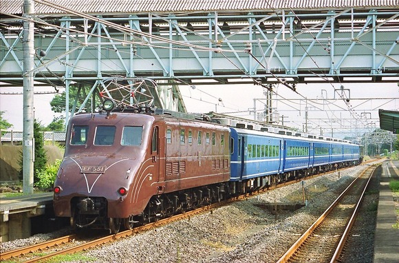 3両だけ製造された特急用機関車 : 線路は続くよどこまでも