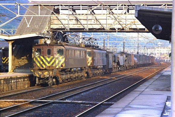 セノハチの後押し機関車 EF59形 一次型 : 線路は続くよどこまでも