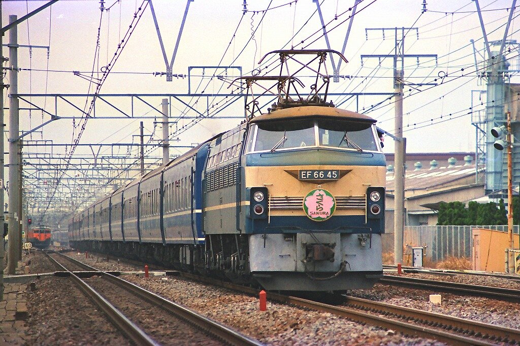 EF66牽引の寝台特急『さくら』 : 線路は続くよどこまでも